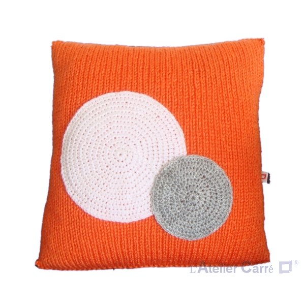 Coussin en tricot style vintage et motif ronds - L'Atelier Carré